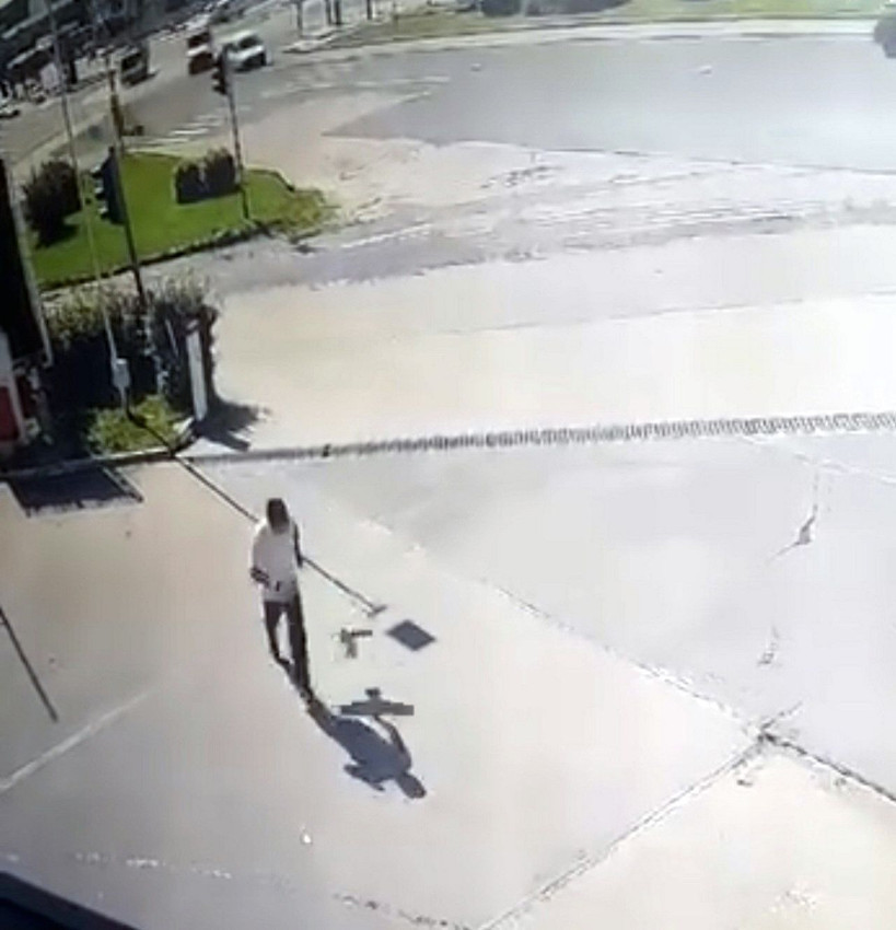 Önce Antalya şimdi de Elazığ! Bir garip karga saldırısı daha kamerada ...