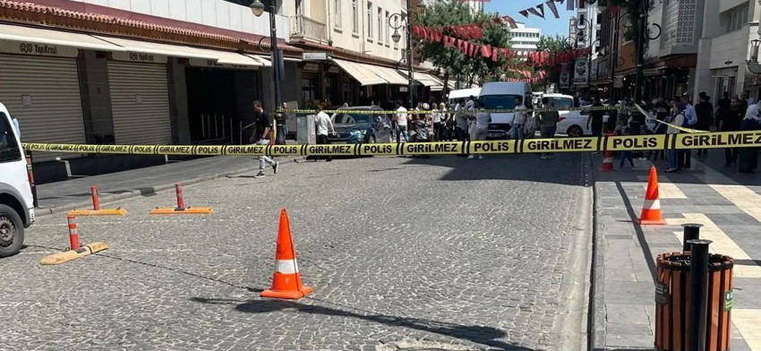 Diyarbakır'da Yapı Kredi şubesine silahlı saldırı: Polis alarma geçti ...