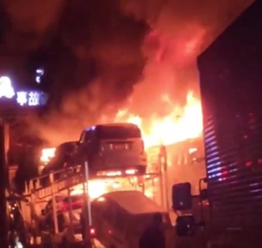 Otoyolu cehenneme çeviren kaza: 50 araç birbirine girdi! - Haber3